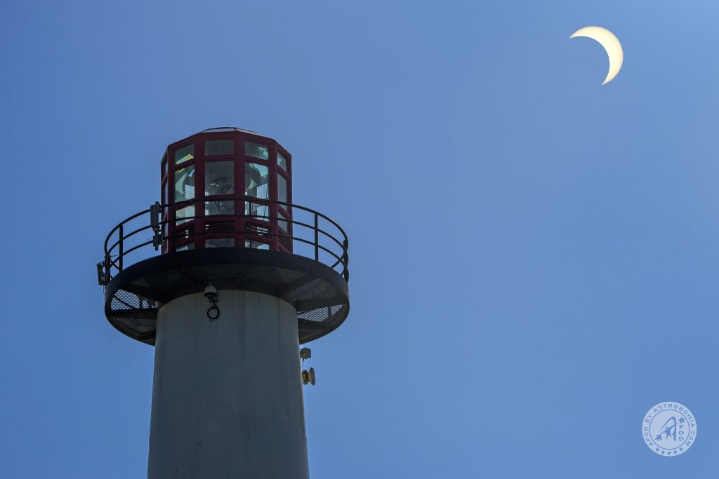 Lighthouse Eclipse - APOD by Astronomia.com